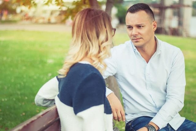 7 señales de que está locamente interesado en ti - Su Manera