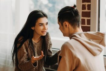 7 señales de que está locamente interesado en ti - Su Manera